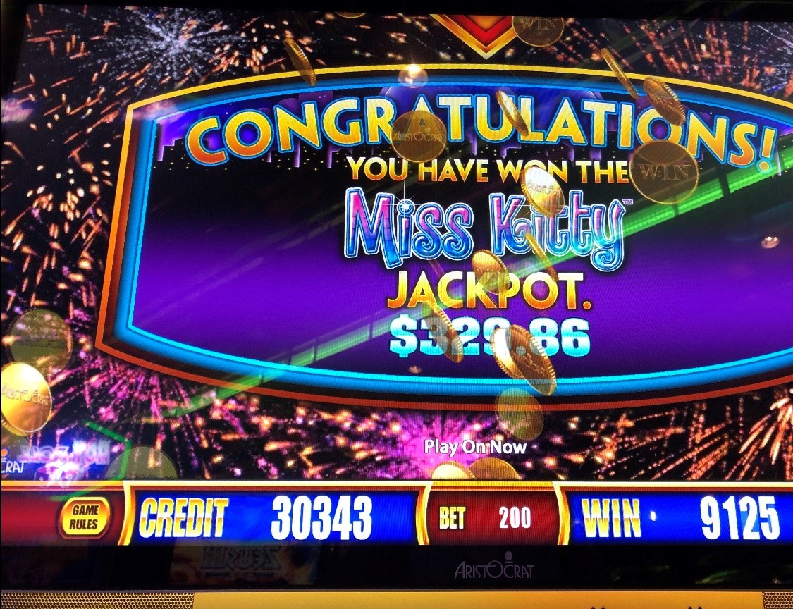 Wonder 4 Miss Kitty Slot Machine by Aristocrat